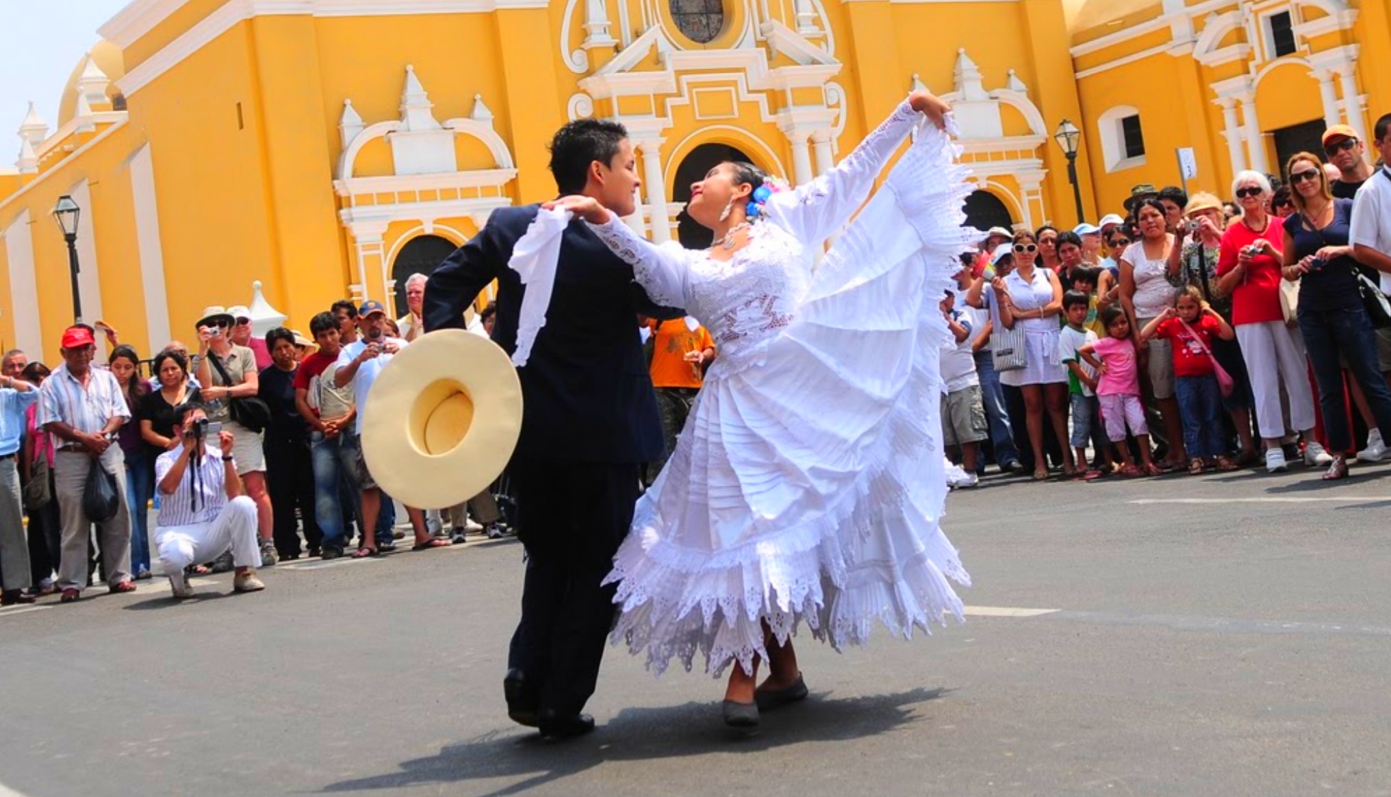 La Marinera Peruana: Pasión y Esplendor – SUMAQ